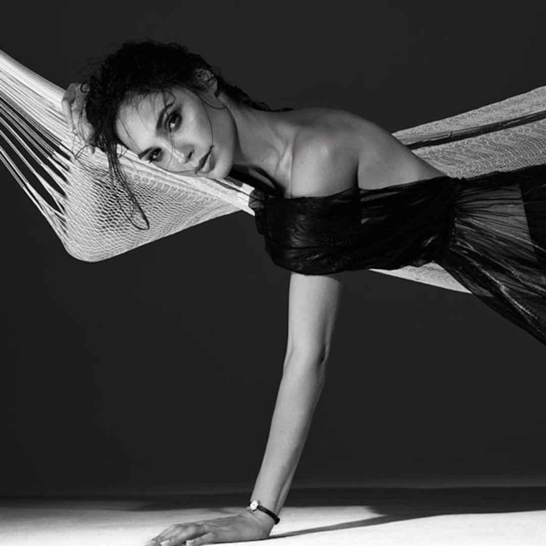 Wonder Woman Gal Gadot Strips Down To Bra And Underwear See The Pic E Online
